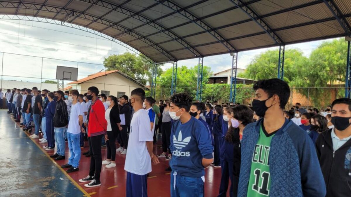 Colégios Cívico Militares Do Nre De Apucarana Recebem Kits De Uniforme